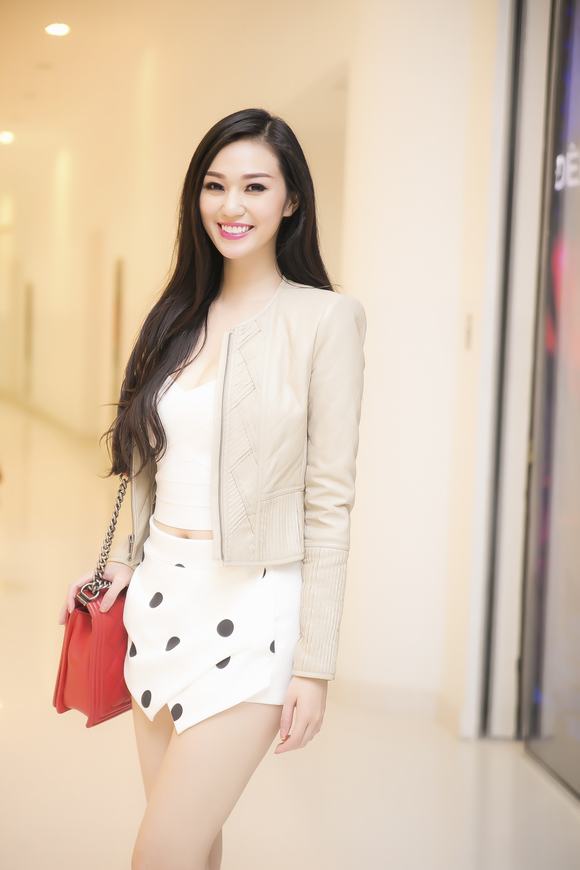 Khánh My nhí nhảnh đi xem phim cùng chị gái